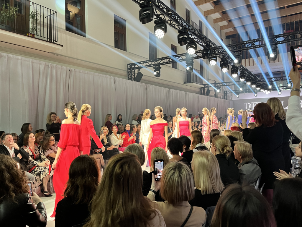 Magia kina inspiracją najnowszej kolekcji Deni Cler Milano. Pokaz mody ...